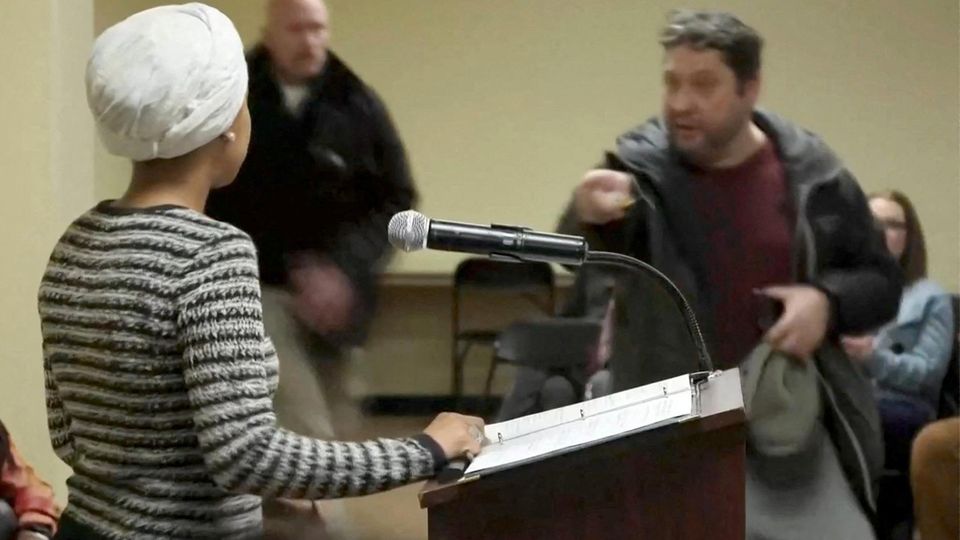 Ilhan Omar: Demokratin bei Rede mit Flüssigkeit attackiert | STERN.de
