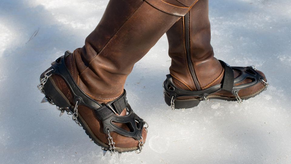 Schuh-Spikes für den Winter günstig kaufen mit 46 Prozent Rabatt | STERN.de