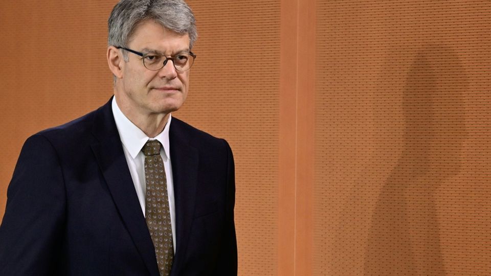 Tod von Zugbegleiter: Bundesverkehrsminister fordert mehr Schutz für ...