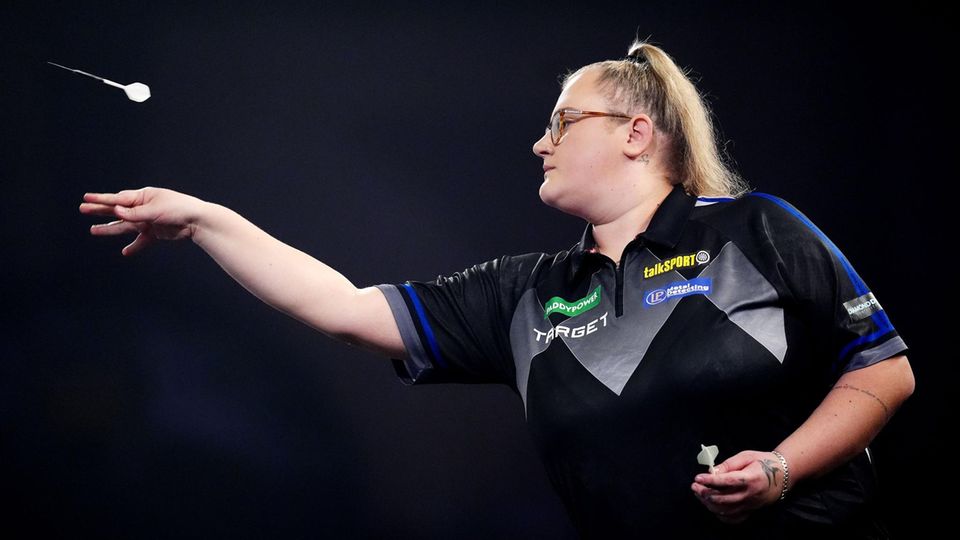 Beau Greaves: 22-Jährige schreibt Darts-Geschichte | STERN.de