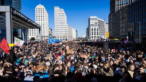 „MERZ LECK EIER“-Plakat: Polizei ermittelt nach Demo gegen 18-Jährigen ...