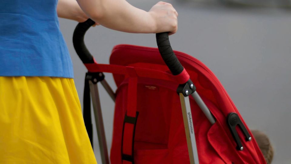 Dänemark: Schlafendes Baby im Kinderwagen entführt | STERN.de