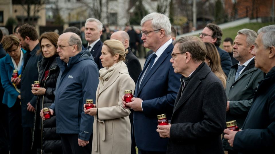 EU-Außenminister gedenken im ukrainischen Butscha des Massakers vor ...