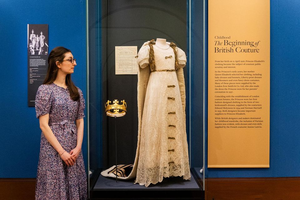 Queen Elizabeth II. – neue Ausstellung ihrer Mode in London | STERN.de