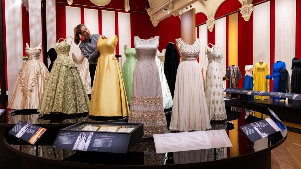 Queen Elizabeth II. – neue Ausstellung ihrer Mode in London | STERN.de