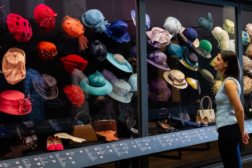 Queen Elizabeth II. – neue Ausstellung ihrer Mode in London | STERN.de
