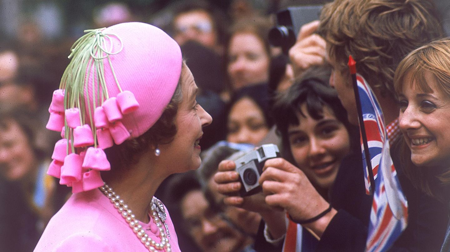 Queen Elizabeth II. – neue Ausstellung ihrer Mode in London | STERN.de