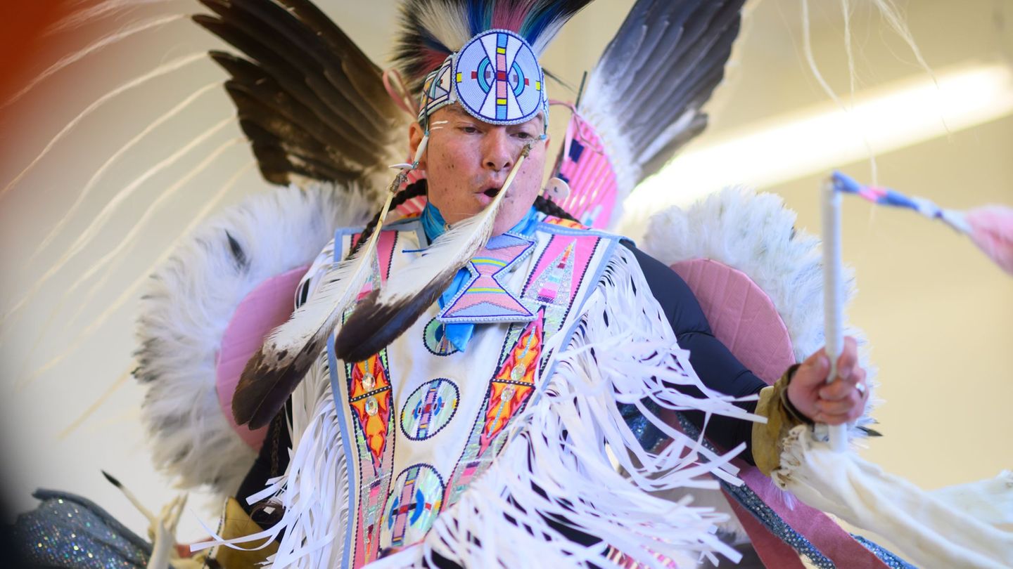 Indigener Rapper: "Supaman" räumt mit Klischees über Native Americans ...