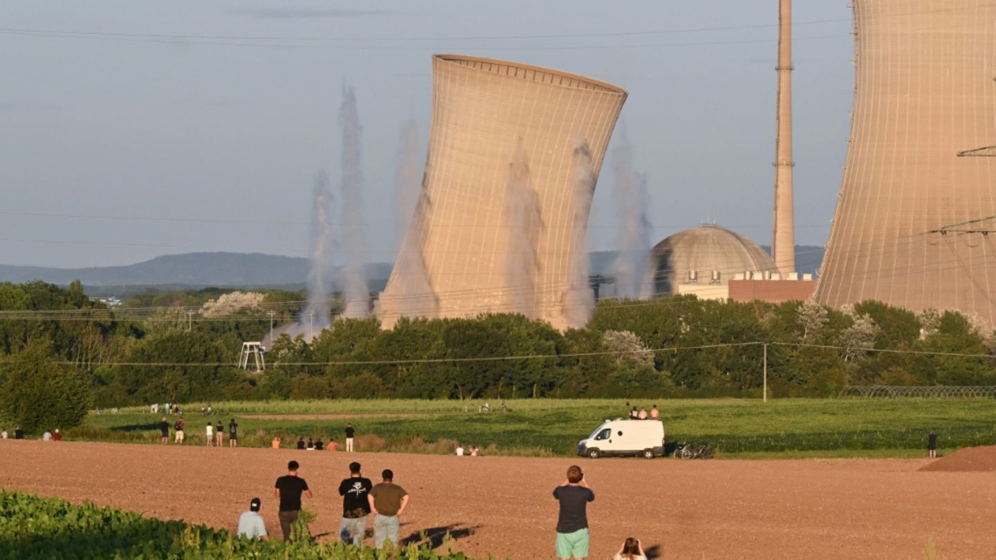 Sprengung von Kühltürmen von Atomkraftwerk Grafenrheinfeld gestört ...