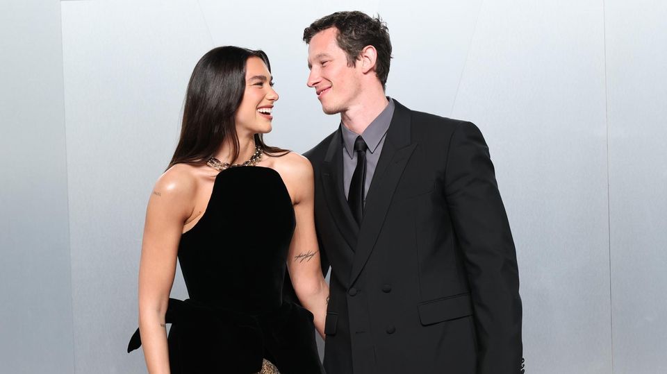 Dua Lipa und Callum Turner heiraten im engen Kreis | STERN.de