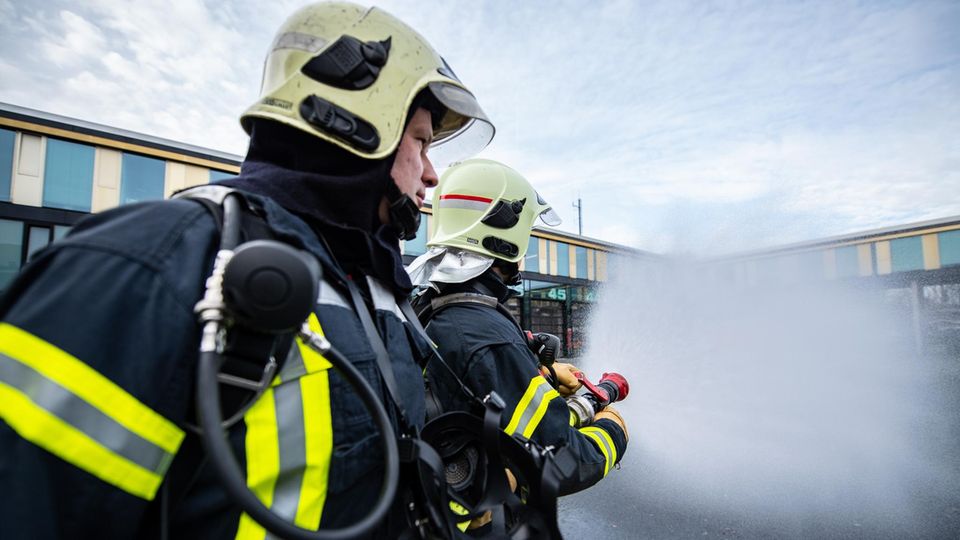Wiesbadener Feuerwehr: Sind keine Pool-Service-Hotline | STERN.de