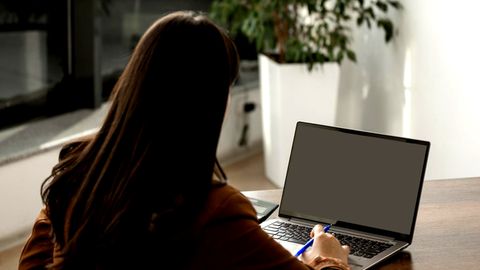 KI-Blamage: Professorin wird beim Schummeln mit KI ertappt - absurder ...