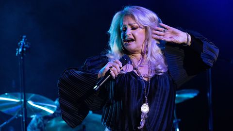 „Holding out for a Hero“: Bonnie Tyler wird 75 - Sorge um die Queen der ...
