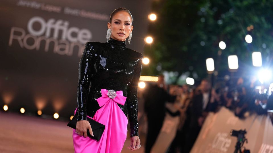 Netflix-Hit „Office Romance“: Jennifer Lopez zieht Millionen vor den ...