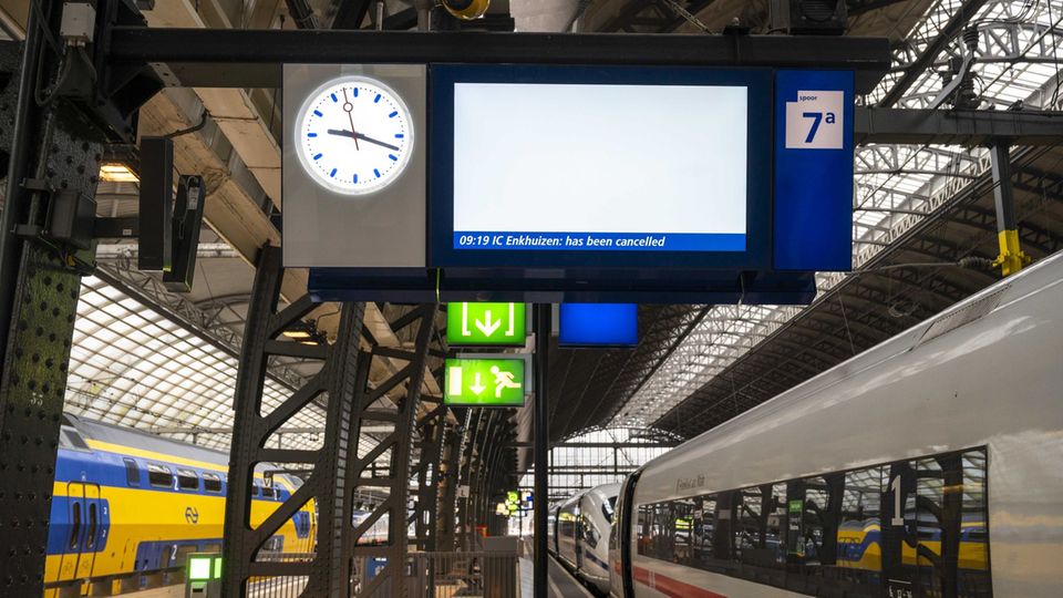 Neuer Intercity: Mehr schnelle Züge zwischen Amsterdam und Ruhrgebiet ...