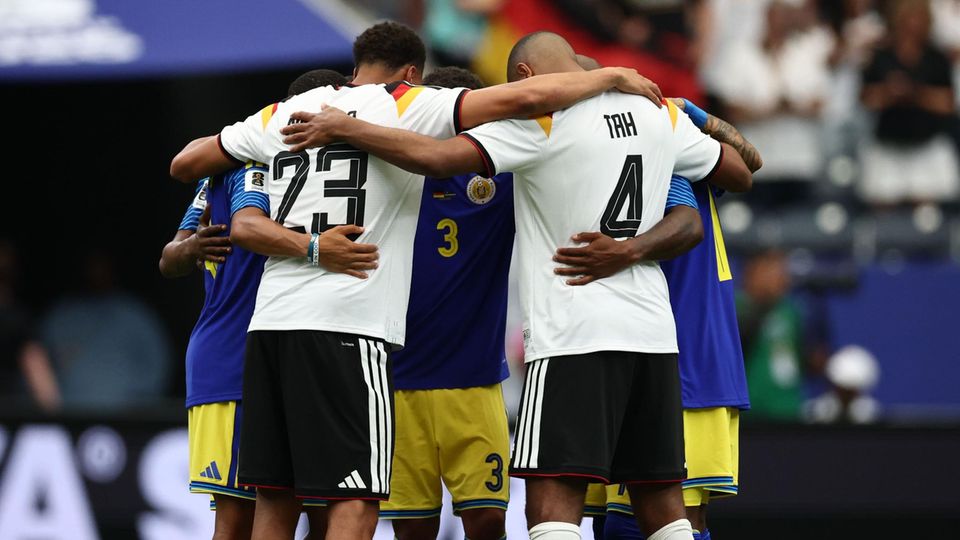 Felix Nmecha betet nach dem Sieg mit Spielern von Curaçao | STERN.de