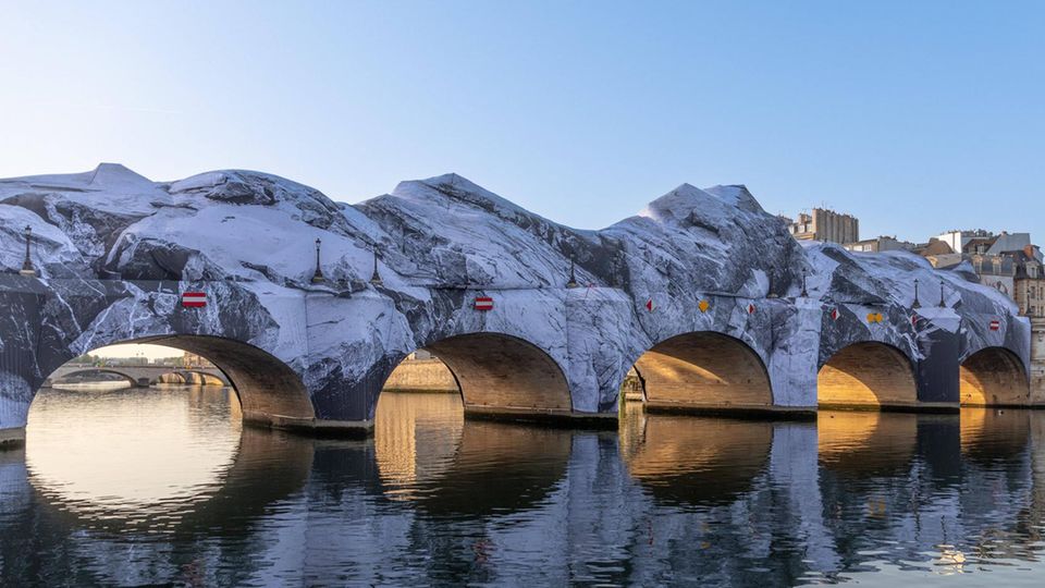 Installationskünstler JR verwandelt Pont Neuf in gigantische Höhle ...