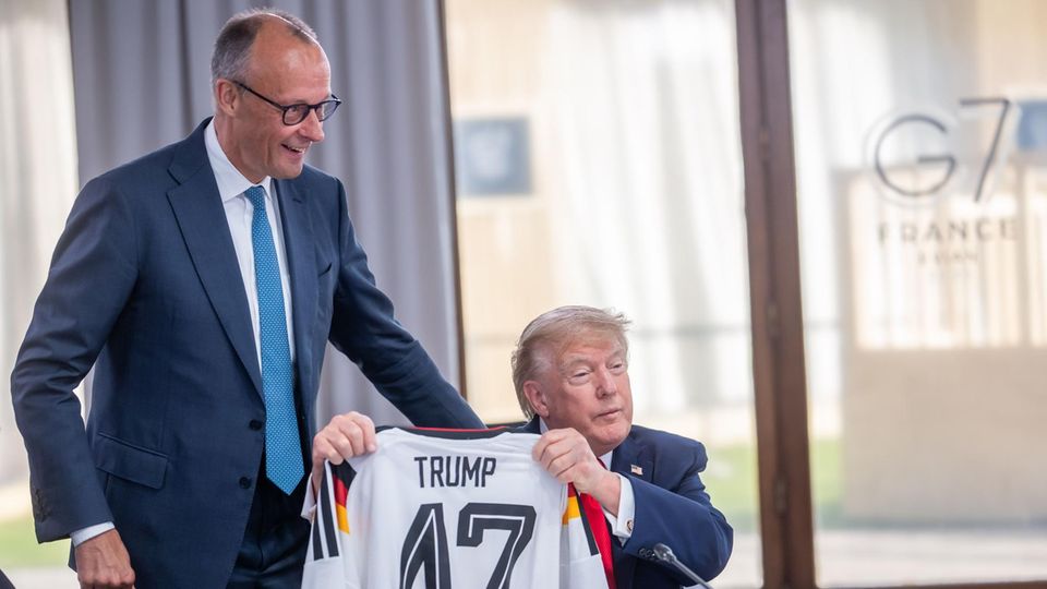 Donald Trump bekommt von Friedrich Merz ein Trikot geschenkt | STERN.de
