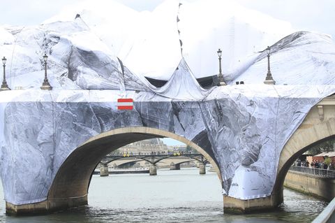 Installationskünstler JR verwandelt Pont Neuf in gigantische Höhle ...