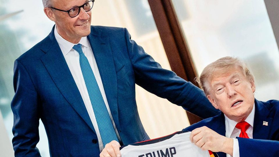 Besonderes Geschenk: Merz schenkt Trump DFB-Trikot bei G7-Gipfel | STERN.de