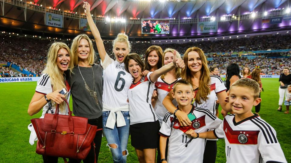 Fußball-WM 2026: Die deutsche Spielerfrau im Wandel der Zeit | STERN.de