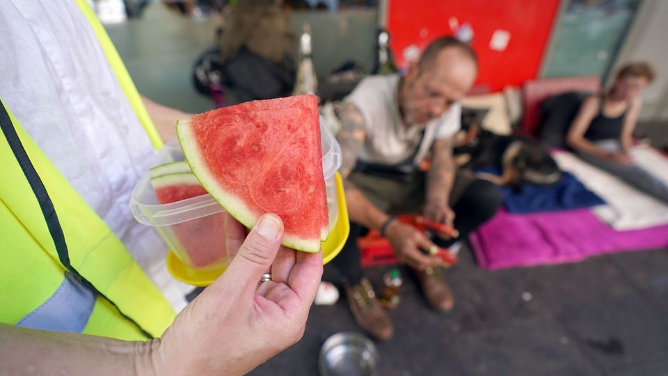 Wohnungslosen einfach helfen: Wasser, Schatten, 112 – Obdachlose bei ...