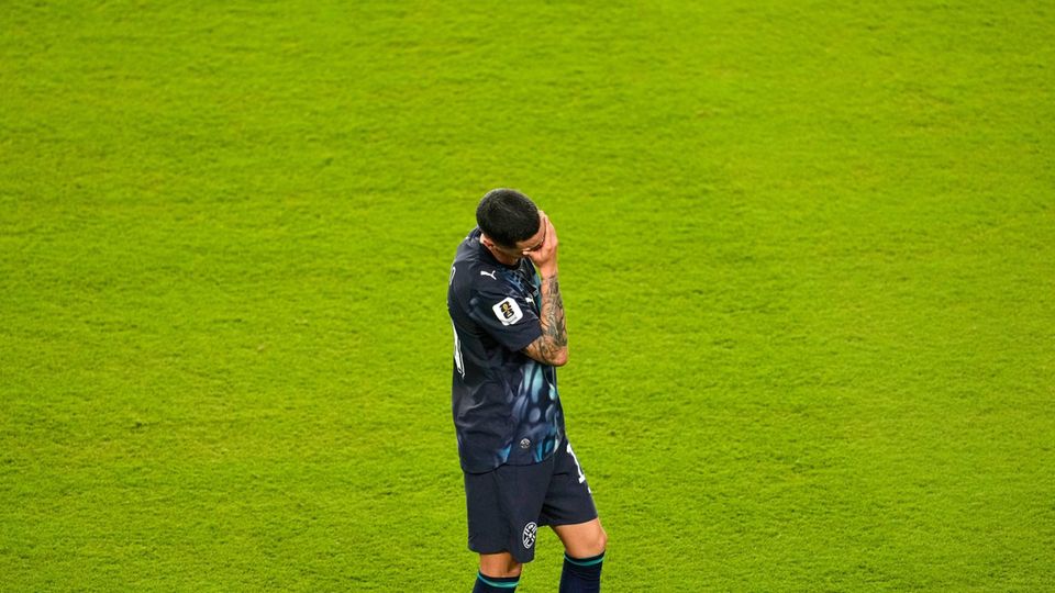 Fußball-WM: Warum es bei Hand vor dem Mund glatt Rot gibt | STERN.de