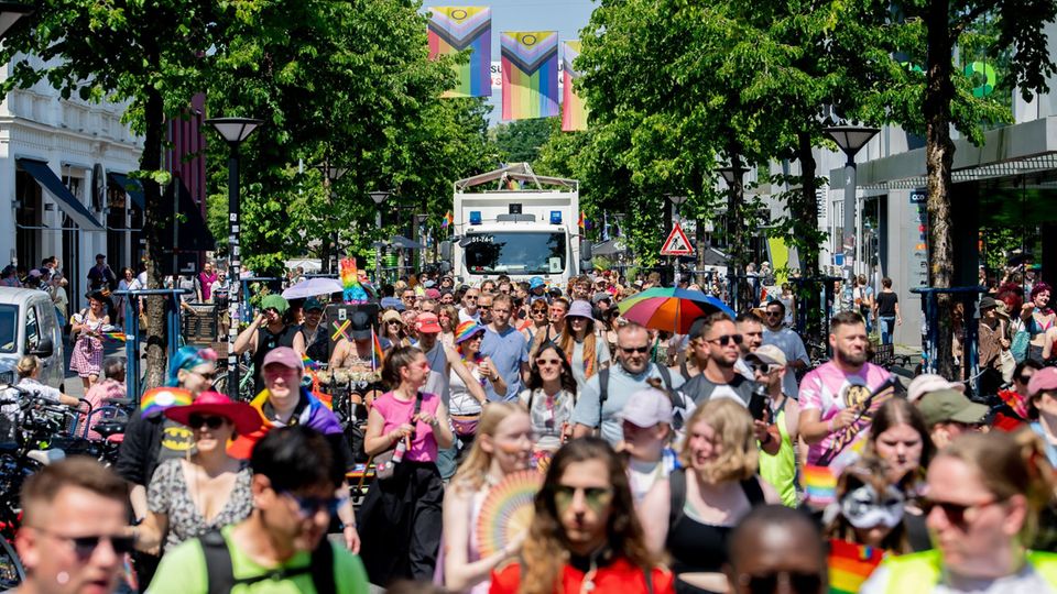 Christopher Street Day: Rund 5.000 Menschen beim CSD in Oldenburg ...