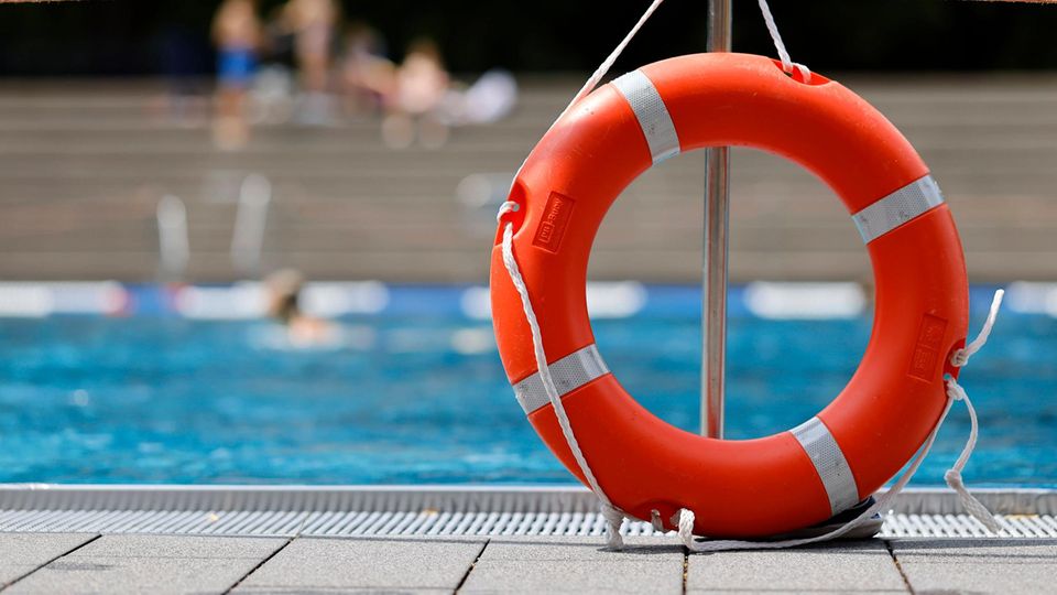 Rheinland-Pfalz: Grundschüler retten Zweijährigen aus Freibad | STERN.de