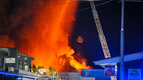 Mehr als 200 Kräfte im Einsatz: Feuer auf Großmarkt: Einsturzgefahr ...
