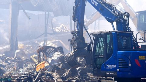Schaden in Millionenhöhe: Feuerwehr löscht weiter Glutnester auf ...