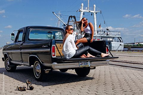 "Girls & Legendary US-Cars" Mächtige Frauen und stolze Straßenkreuzer ...