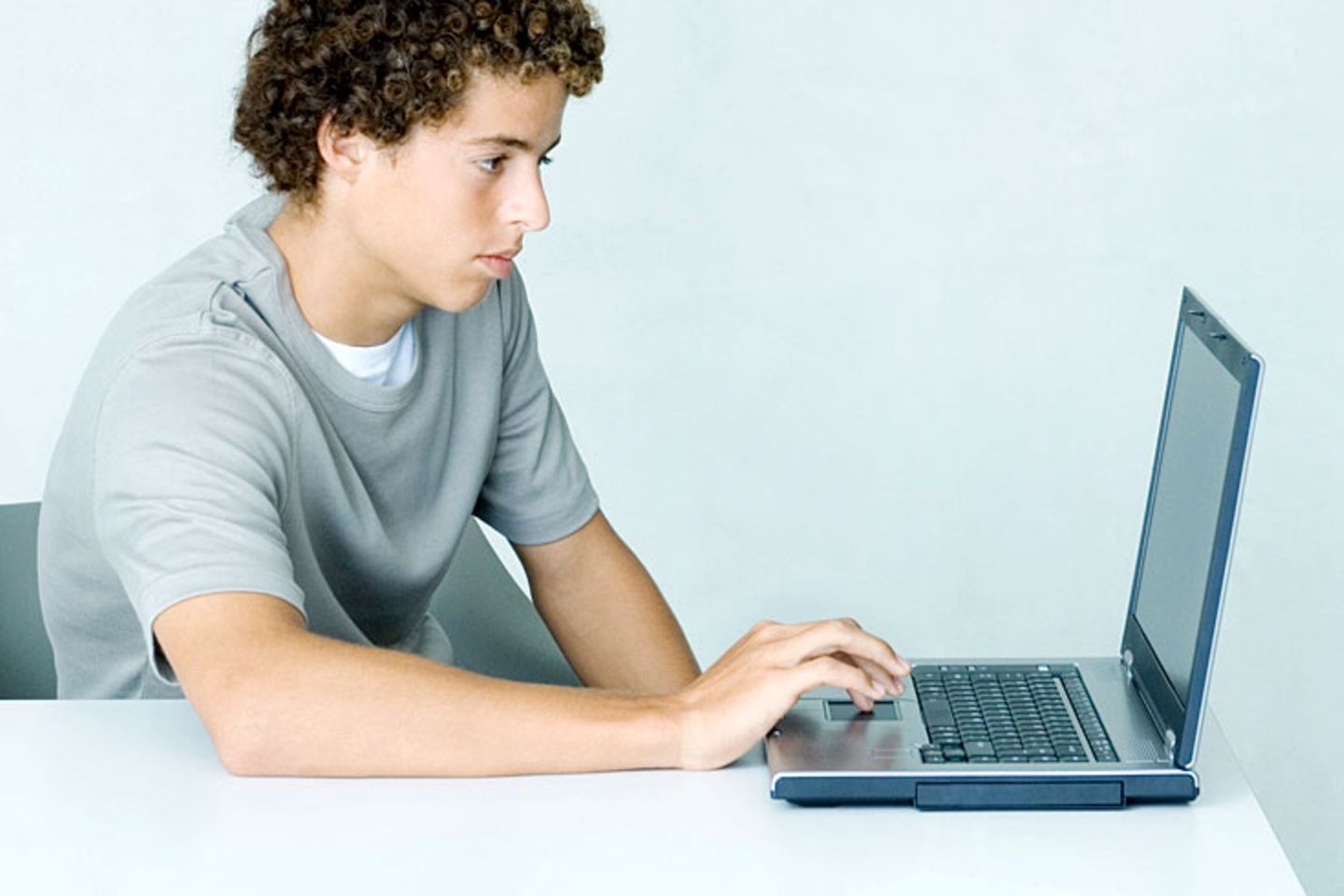 Rücken-Tipps für die Arbeit: So sitzen Sie richtig am Schreibtisch ...