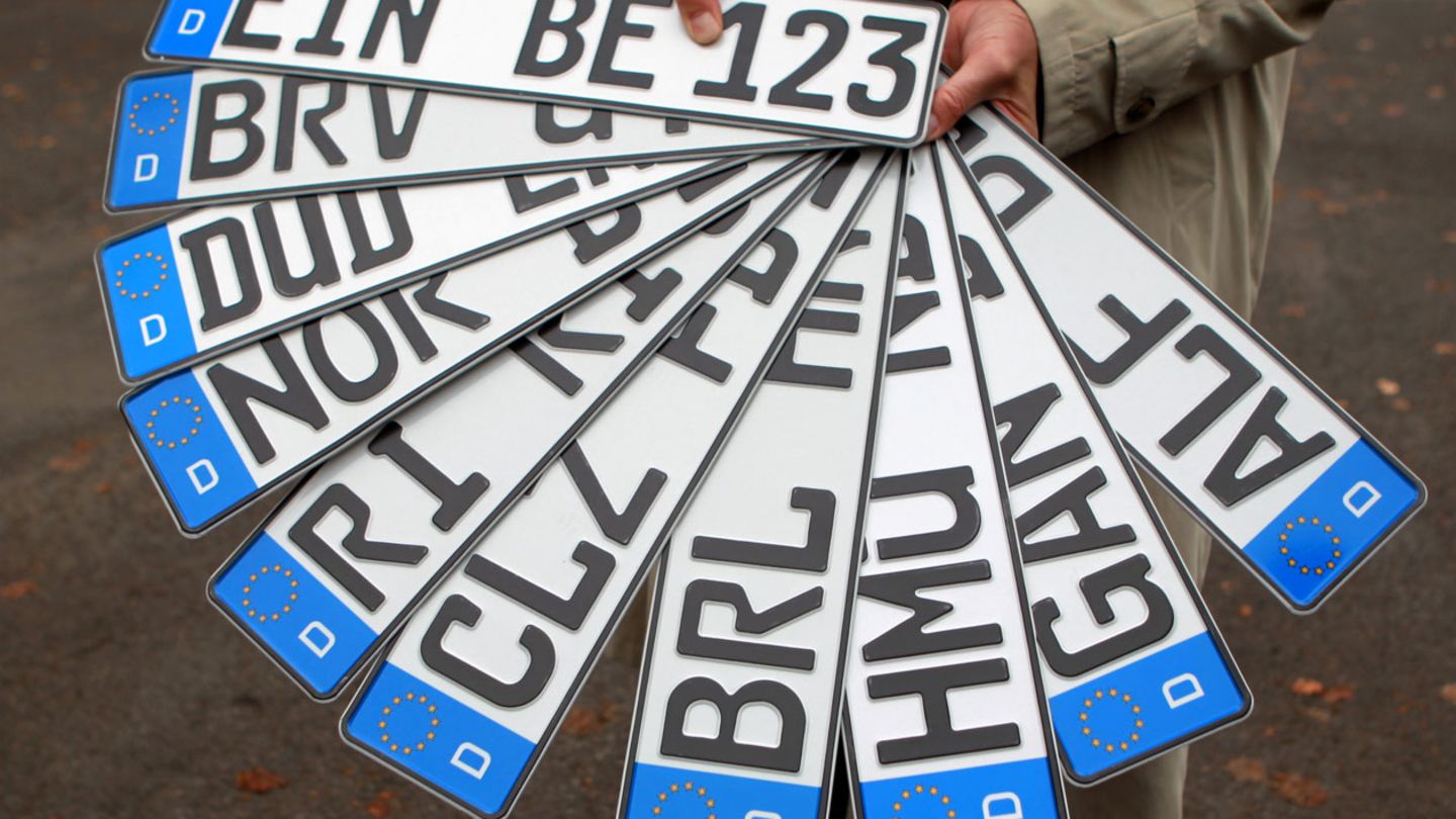 Nummernschilder: Der Kampf mit den Nazi-Codes auf Pkw-Kennzeichen ...