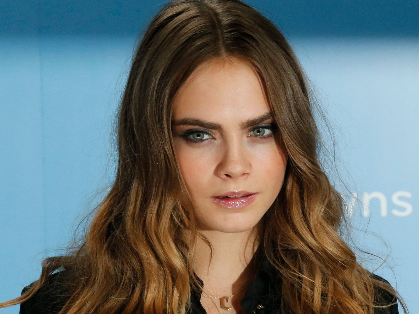 Cara Delevingne Hierba