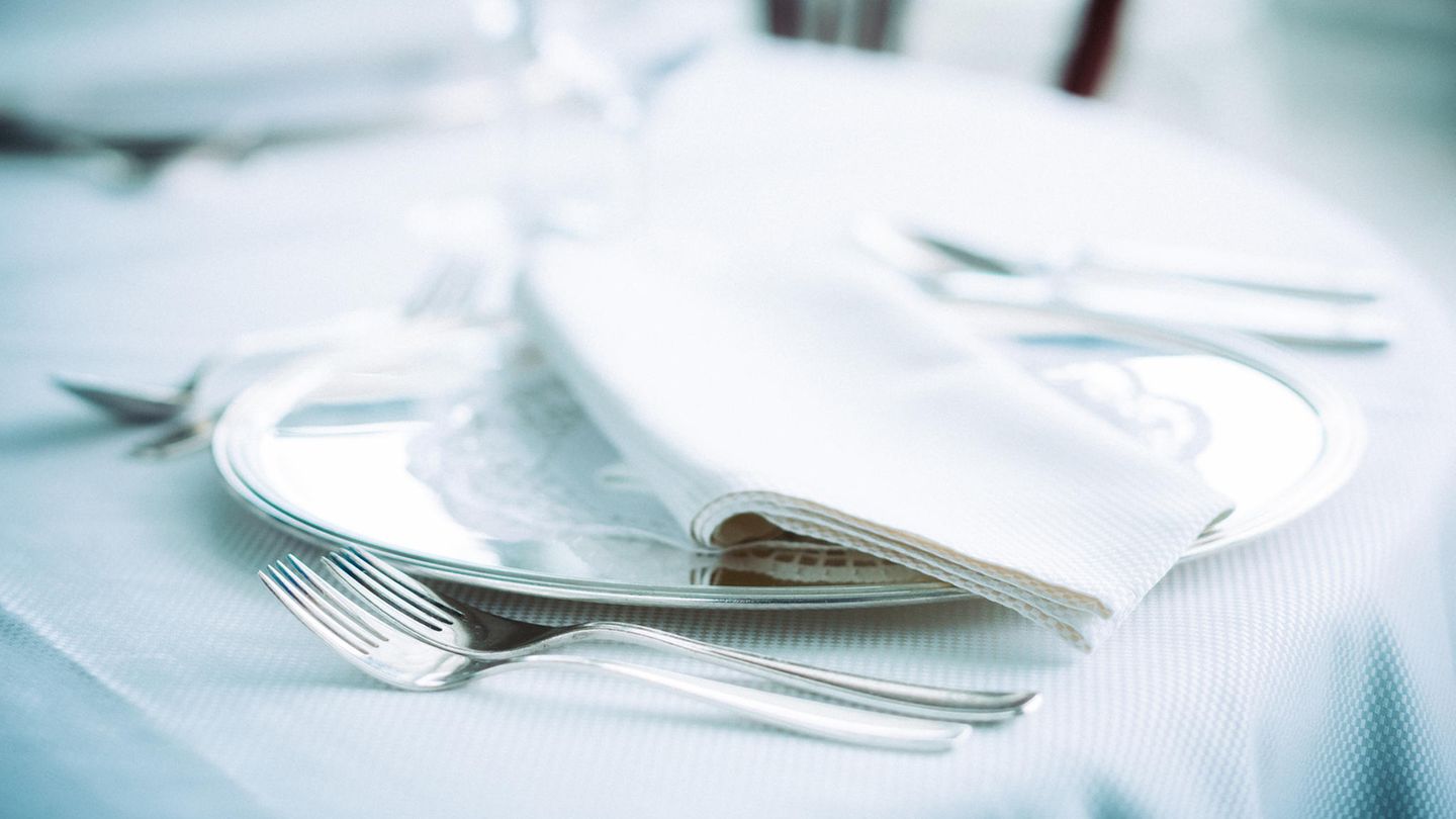 Restaurant: Diese 10 Dinge sollten Sie beim Essen in Gesellschaft ...