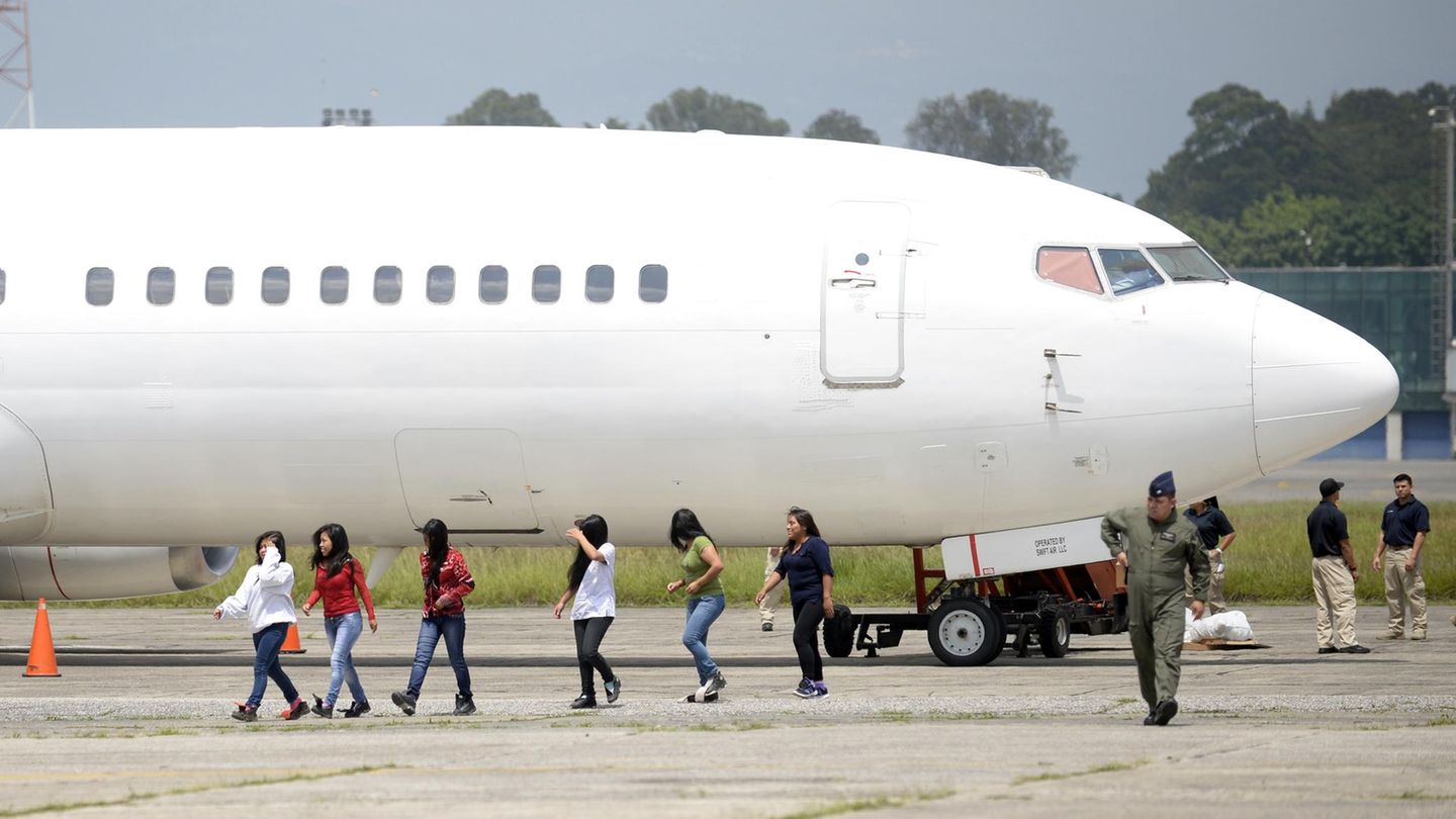 Ice Air - die geheime Abschiebe-Airline der USA | STERN.de