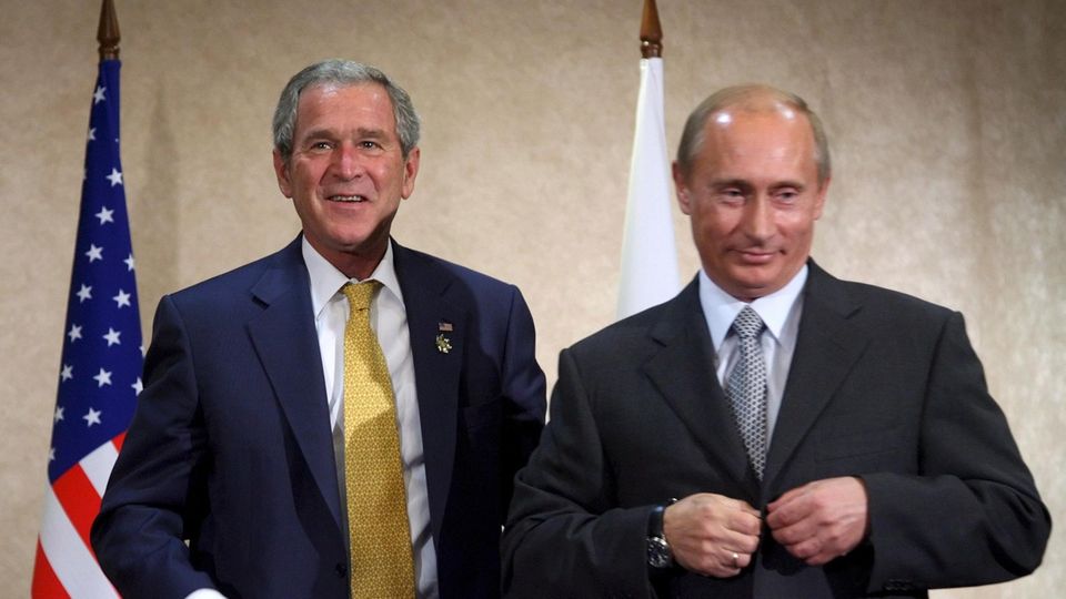 George W. Bush: Wie Wladimir Putin sich über seinen Hund lustig machte ...