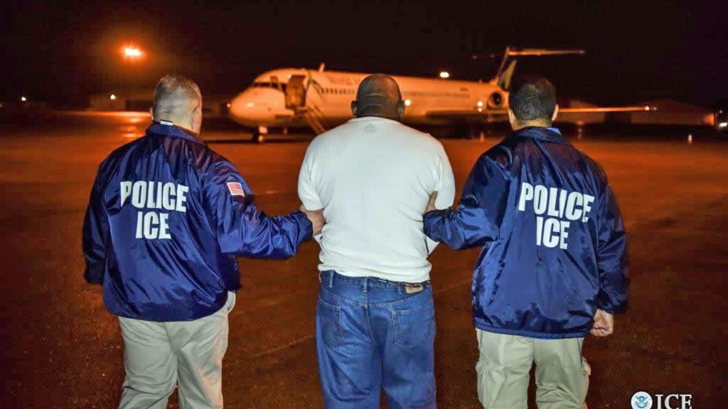 Ice Air - die geheime Abschiebe-Airline der USA | STERN.de