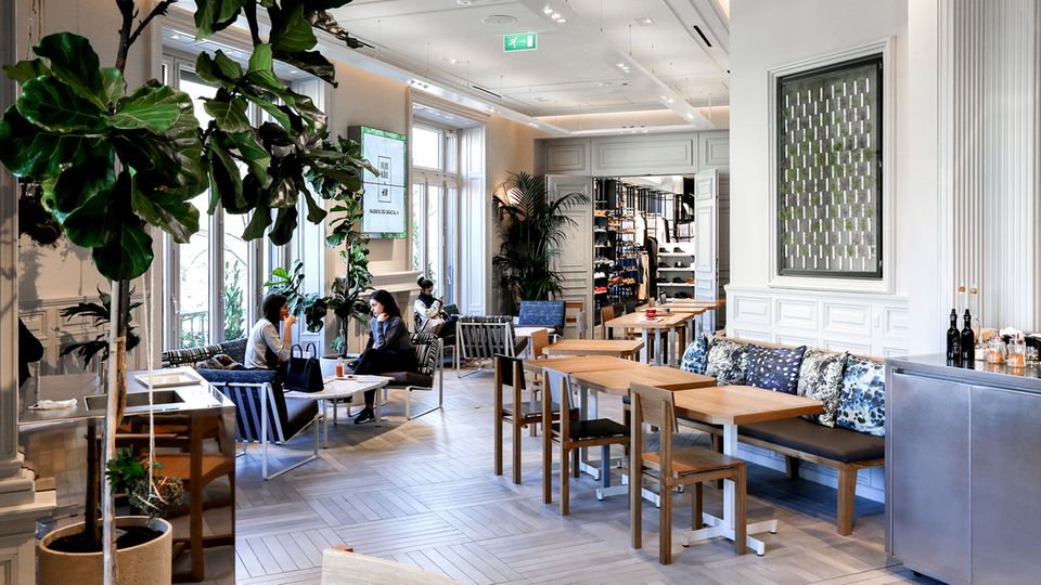 Wenn H&M auch Kaffee serviert: warum Modeläden zu Cafés werden | STERN.de