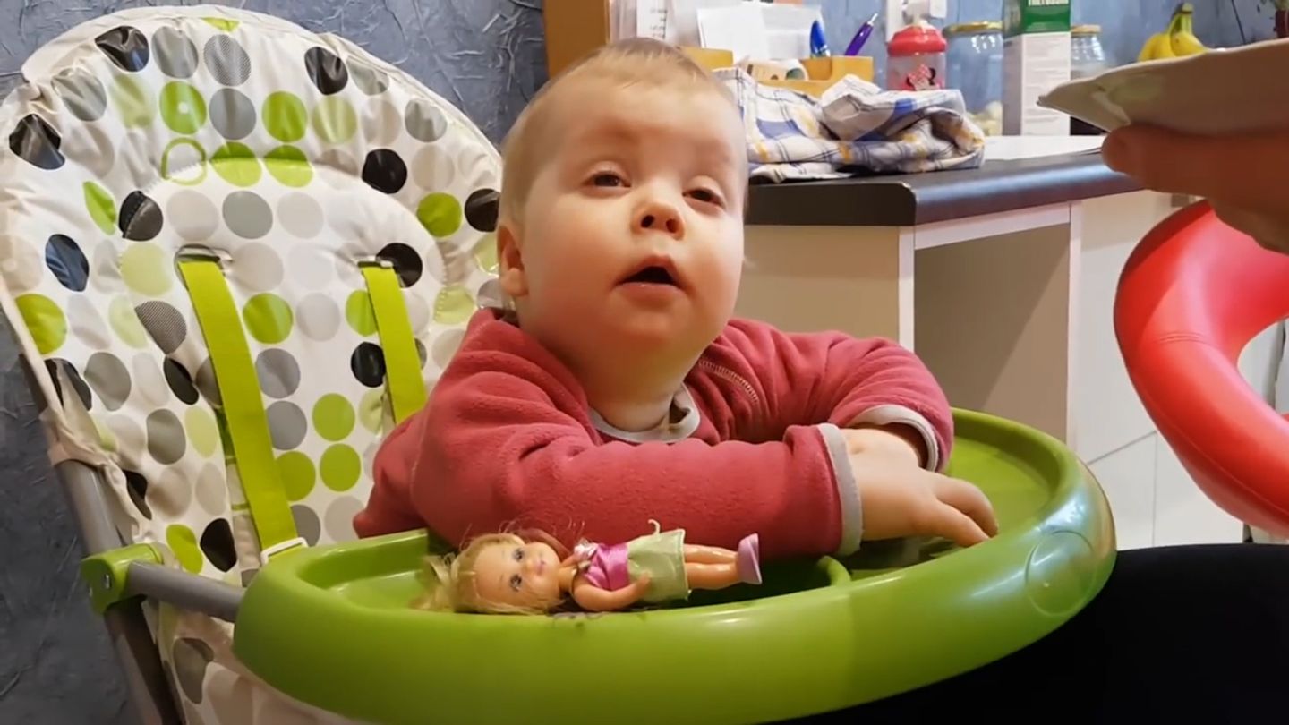 Youtube: Süßes Baby schläft während Mahlzeit immer wieder ein | STERN.de