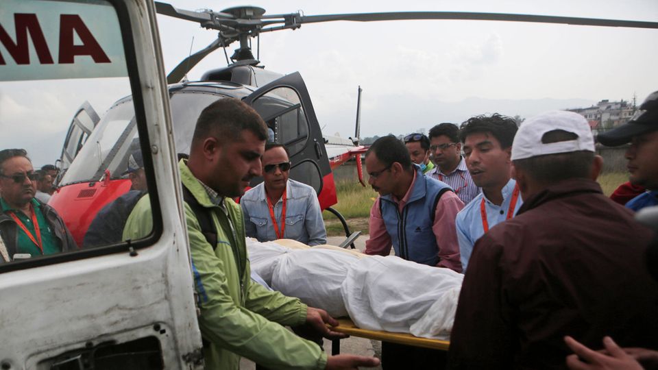 Lukla Airport in Nepal: Flugzeug crasht beim Start in zwei ...