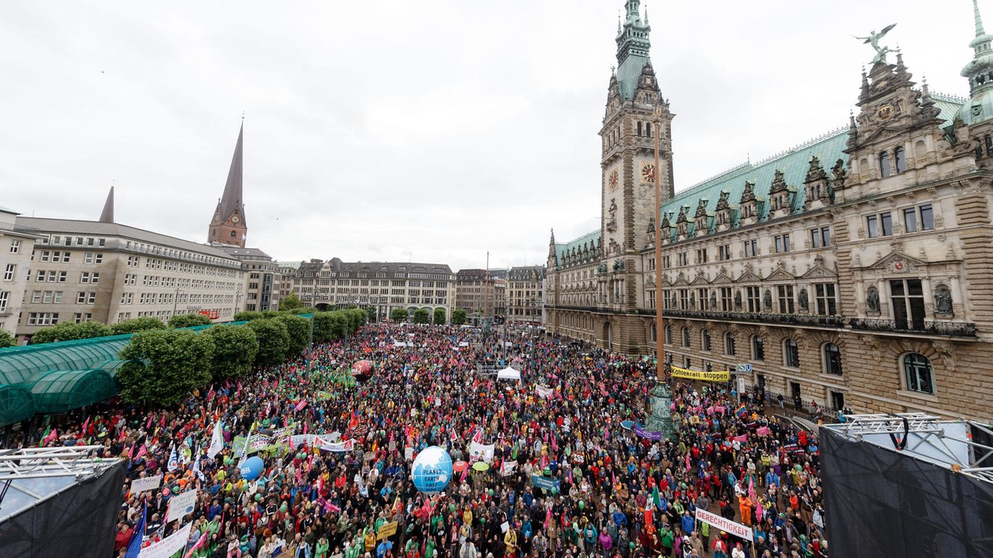Proteste gegen G20: Der Schwarze Block schwimmt in Hamburg | STERN.de