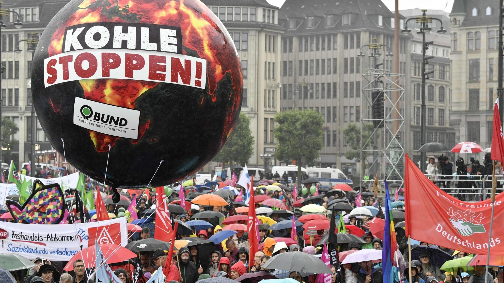 Proteste gegen G20: Der Schwarze Block schwimmt in Hamburg | STERN.de