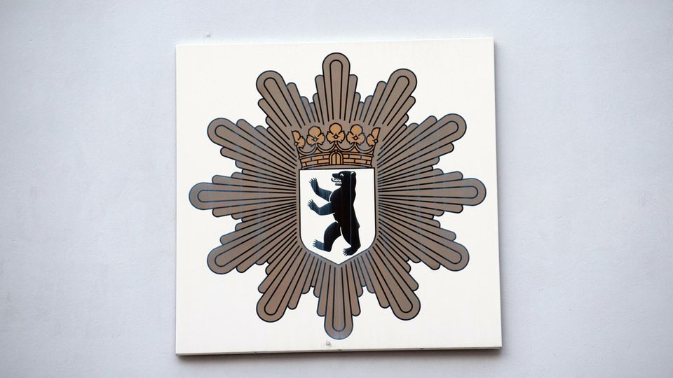 Berliner Polizei: Praktikantin verschickt Interna via WhatsApp | STERN.de
