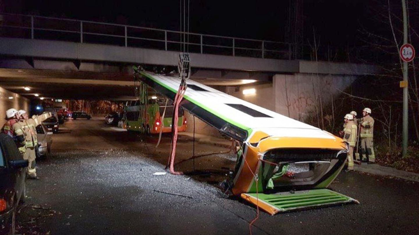 Flixbus-Unfall in Berlin: Fahrer verschätzt sich - Brücke rasiert Bus ...