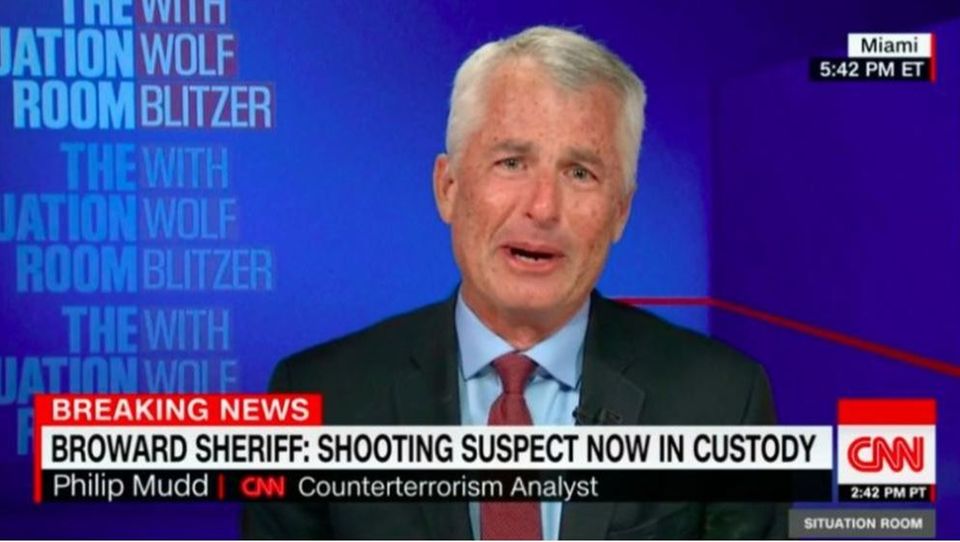 Schulmassaker in Florida: Ex-FBI-Agent bricht vor laufender Kamera in ...