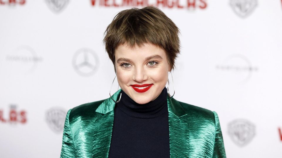 Jella Haase präsentiert sich bei Filmpremiere in neuem Look | STERN.de