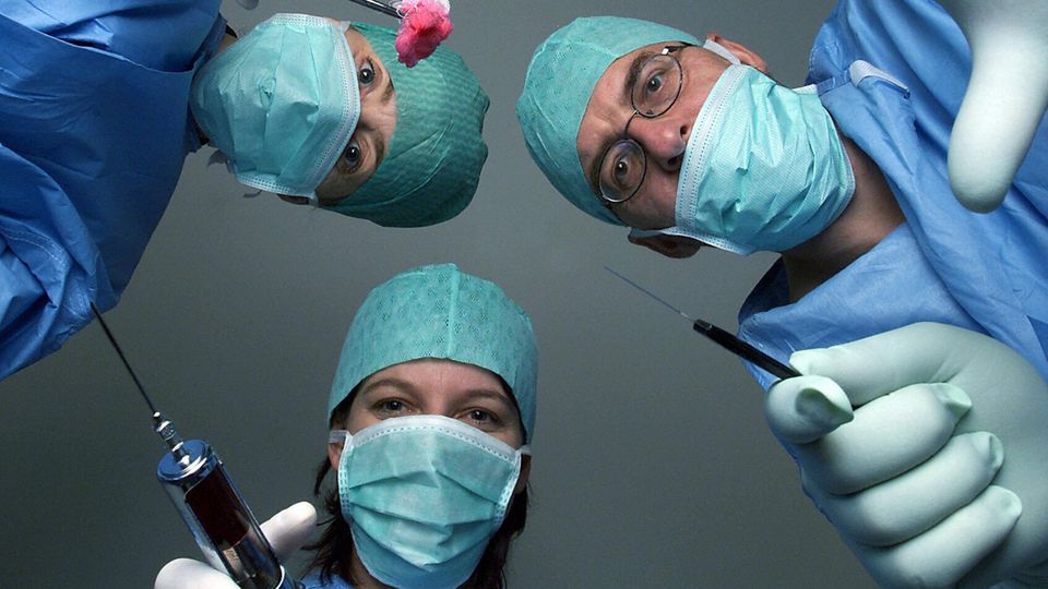 England: Patient wacht bewegungsunfähig im OP auf - und macht sich ...