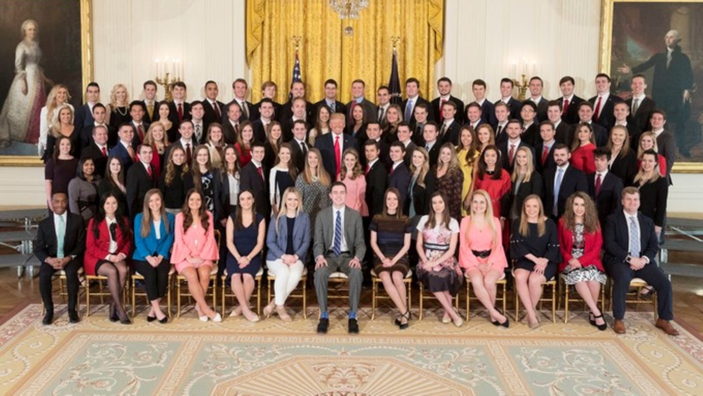 Weißes Haus veröffentlicht Foto mit neuen Praktikanten - Twitter-User ...
